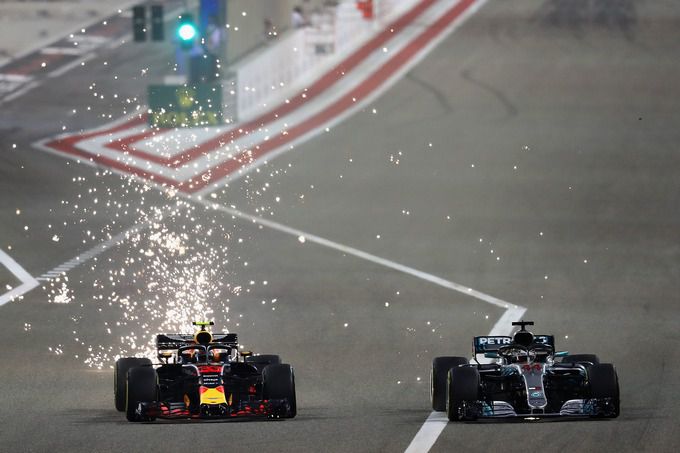 Max Verstappen geeft tekst en uitleg over wat er gebeurde bij de inhaalactie: "Lewis wilde ...
