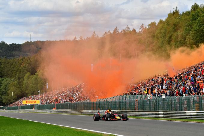 Nederlandse Formule 1 fans maken indruk in het buitenland! Oranje legioen steunt Max Verstappen ...