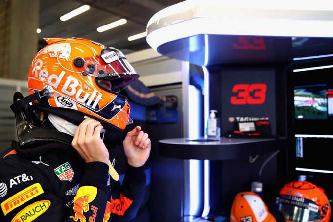 FOTO: de fluor-oranje helm van Max Verstappen vanuit alle hoeken | RaceXpress