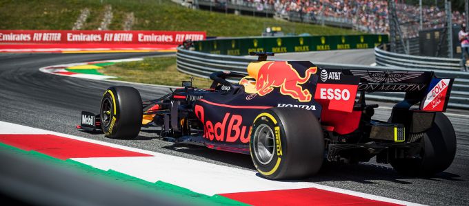 Nederlandse fans gaan los bij beslissende inhaalactie Max Verstappen + VIDEO | RaceXpress