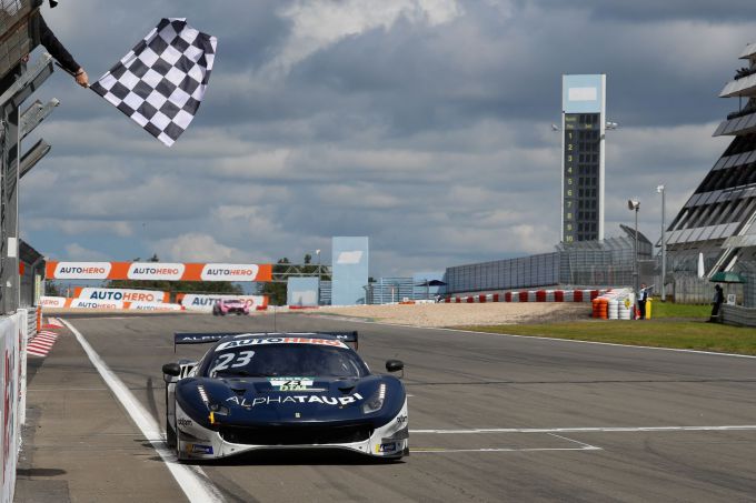 AlphaTauri-coureur Alex Albon viert eerste DTM-overwinning; Kelvin van ...