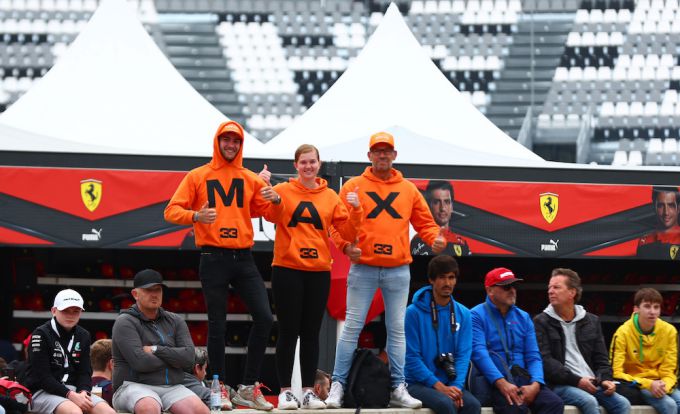 VIDEO: Fans Max Verstappen gaan uit hun dak op Spa-Francorchamps: "Super Max... Super Max, Max ...