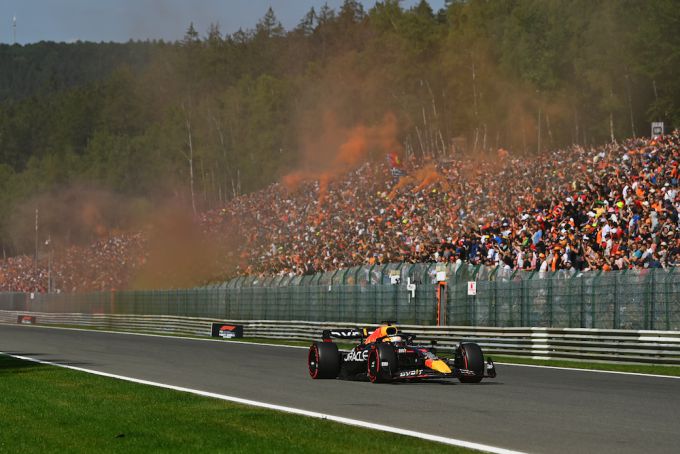 VIDEO: Max Verstappen fans kleuren Driver Parade op met oranje rookfakkels | RaceXpress