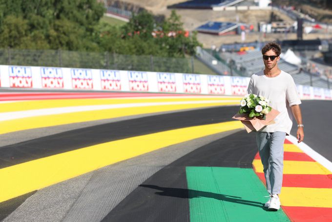 FOTO'S: Pierre Gasly legt bloemen voor overleden Anthoine Hubert | RaceXpress