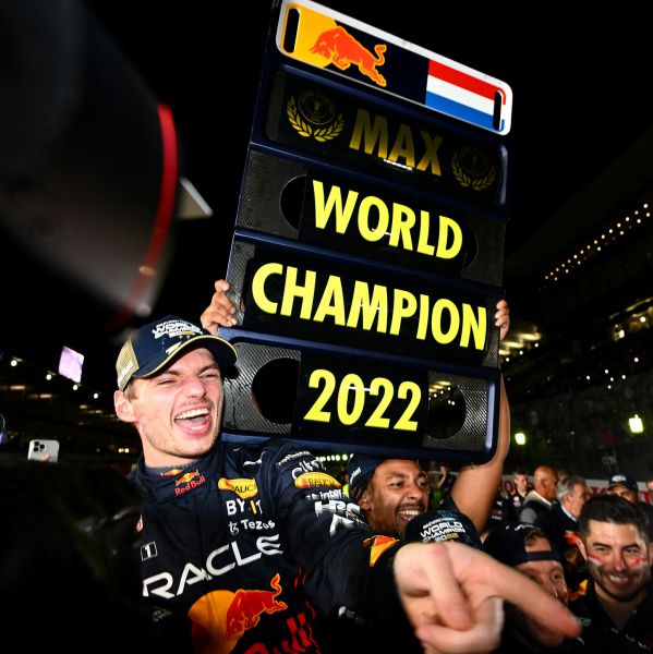 FOTO'S - Iedereen is het erover eens dat Max Verstappen de terechte wereldkampioen is, behalve ...