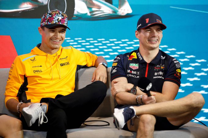 VIDEO: Max Verstappen en Lando Norris lachen om broek van Charles Leclerc | RaceXpress