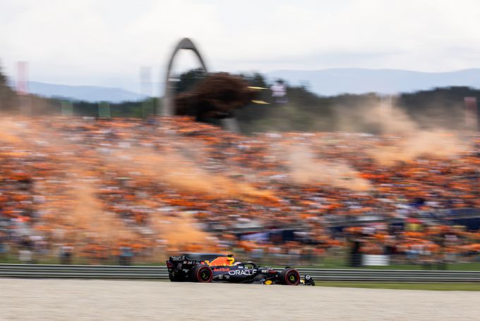 VIDEO Oranjefeest op de Red Bull Ring! Max Verstappen Tribune gaat los na nieuwe zege Max ...