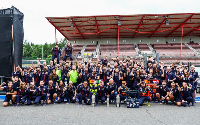 VIDEO: Max Verstappen Tribune feest na overwinning in Spa-Francorchamps: "Super Max!" | RaceXpress