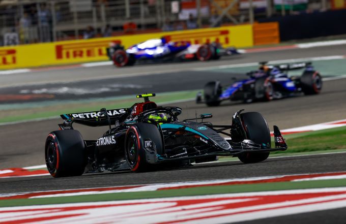 Lewis Hamilton doet nu al heftige voorspelling over RB20 nadat Max Verstappen korte metten maakt ...