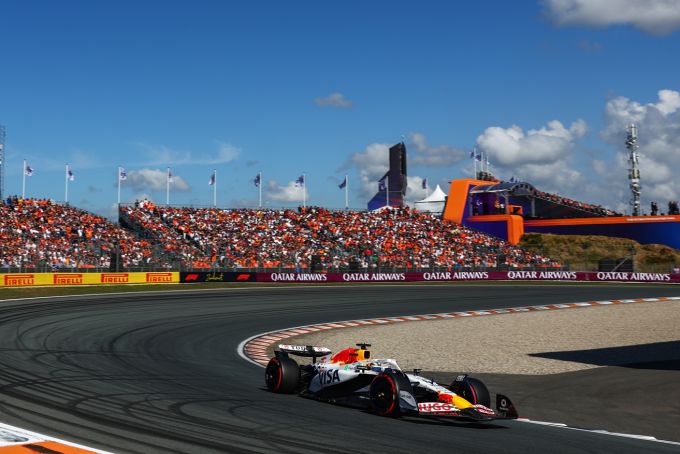 Toen was ie nog heel! Isack Hadjar breekt trofee na eerste Formule 1-podium | RaceXpress