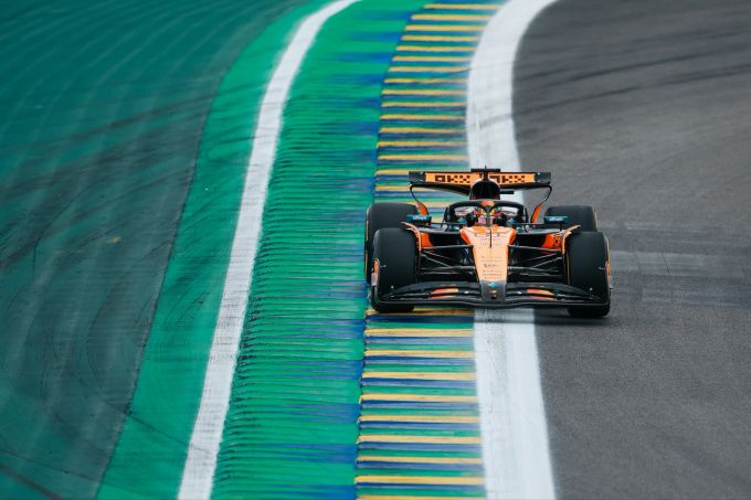 McLaren heeft titelstrijd Norris-Piastri 'te veel beheerd': "Spijt als Max Verstappen zich er ...